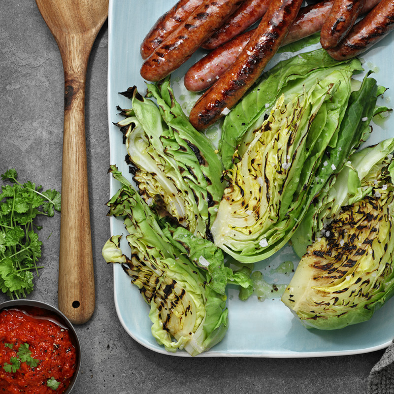 Grillad spetskål med kryddig färskkorv och paprikaröra - Coop Grillad spetskål med kryddig färskkorv och paprikaröra - Coop